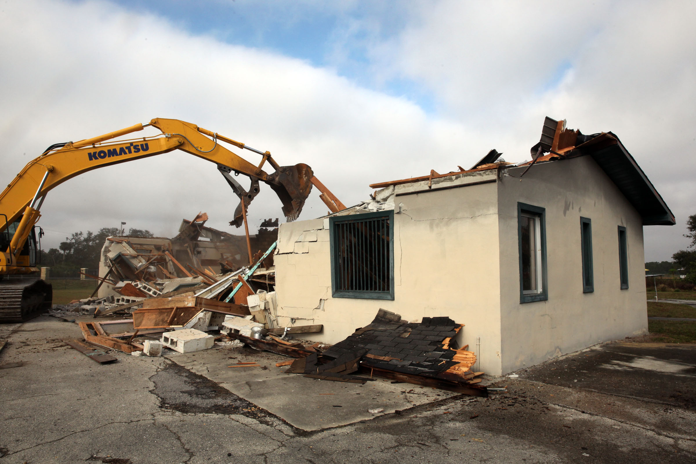 Vacant Stone Beads building demolished • The Seminole Tribune